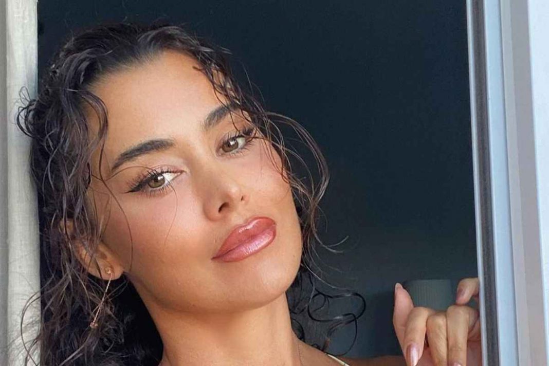 Eva Padlock da infarto in intimo rosso, le curve quasi esplodono (Foto ...